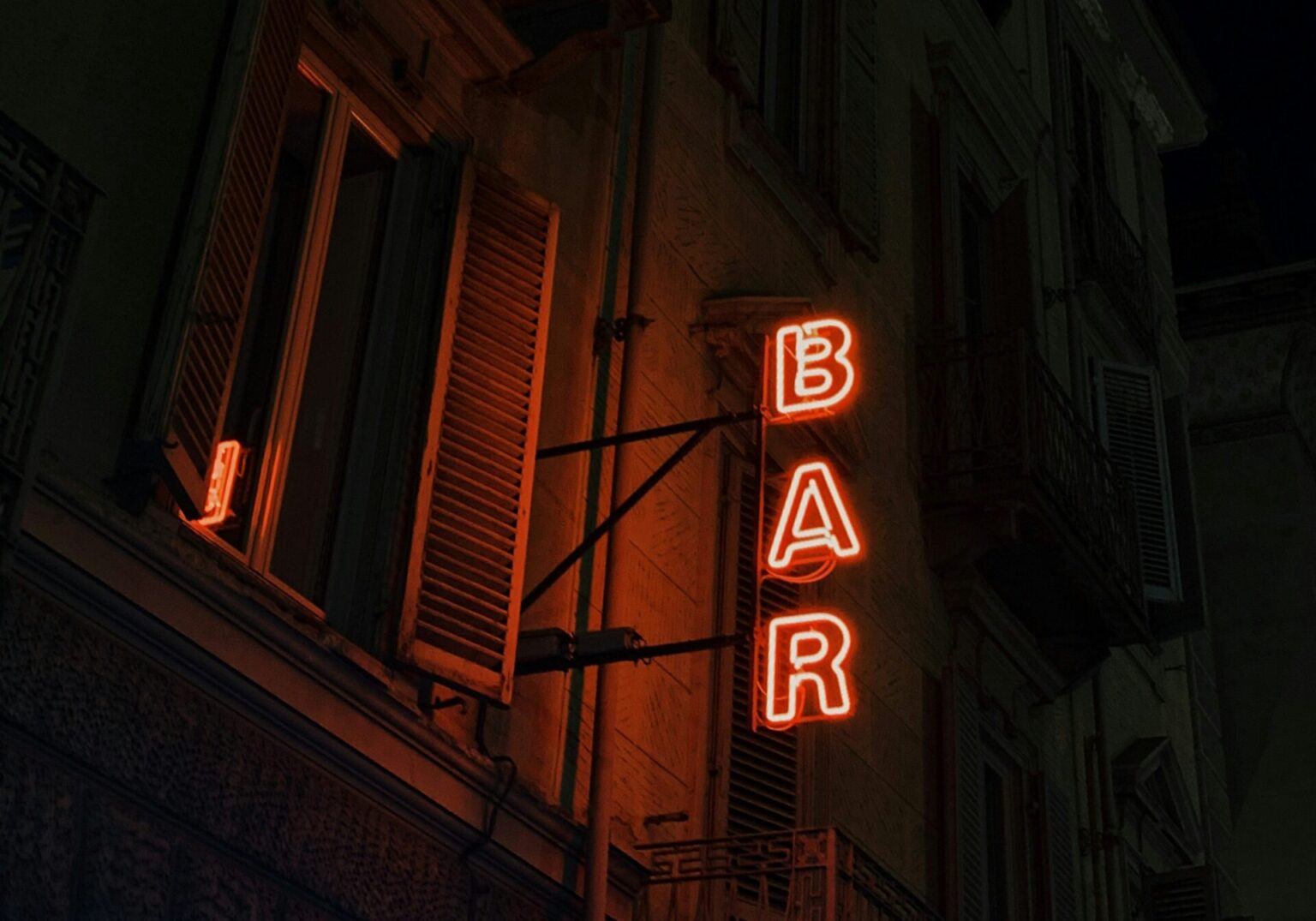 Nightlife in Mallorca: Guide to Clubs, Bars & Beach Parties